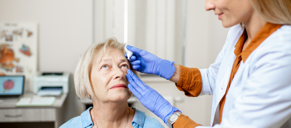 Niepokojące plamki na oku - czego mogą być objawem? | Blog EuroMediCare